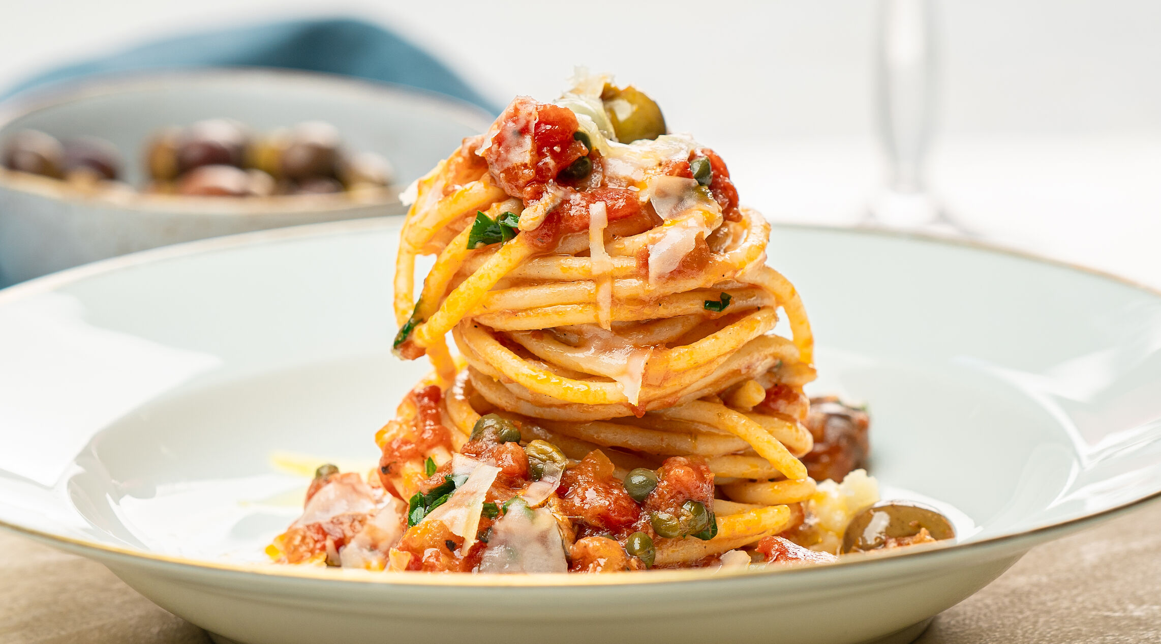 Spaghetti alla Puttanesca - Originalrezept - Gustini - italienischer ...